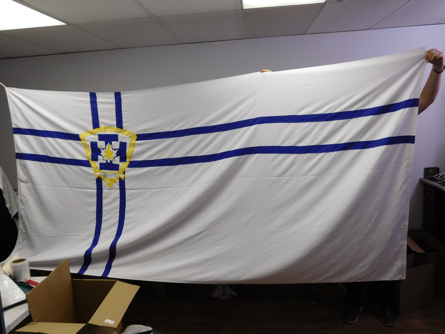 LARGE Sois Pret White and Blue Flag 10ft x 5ft
