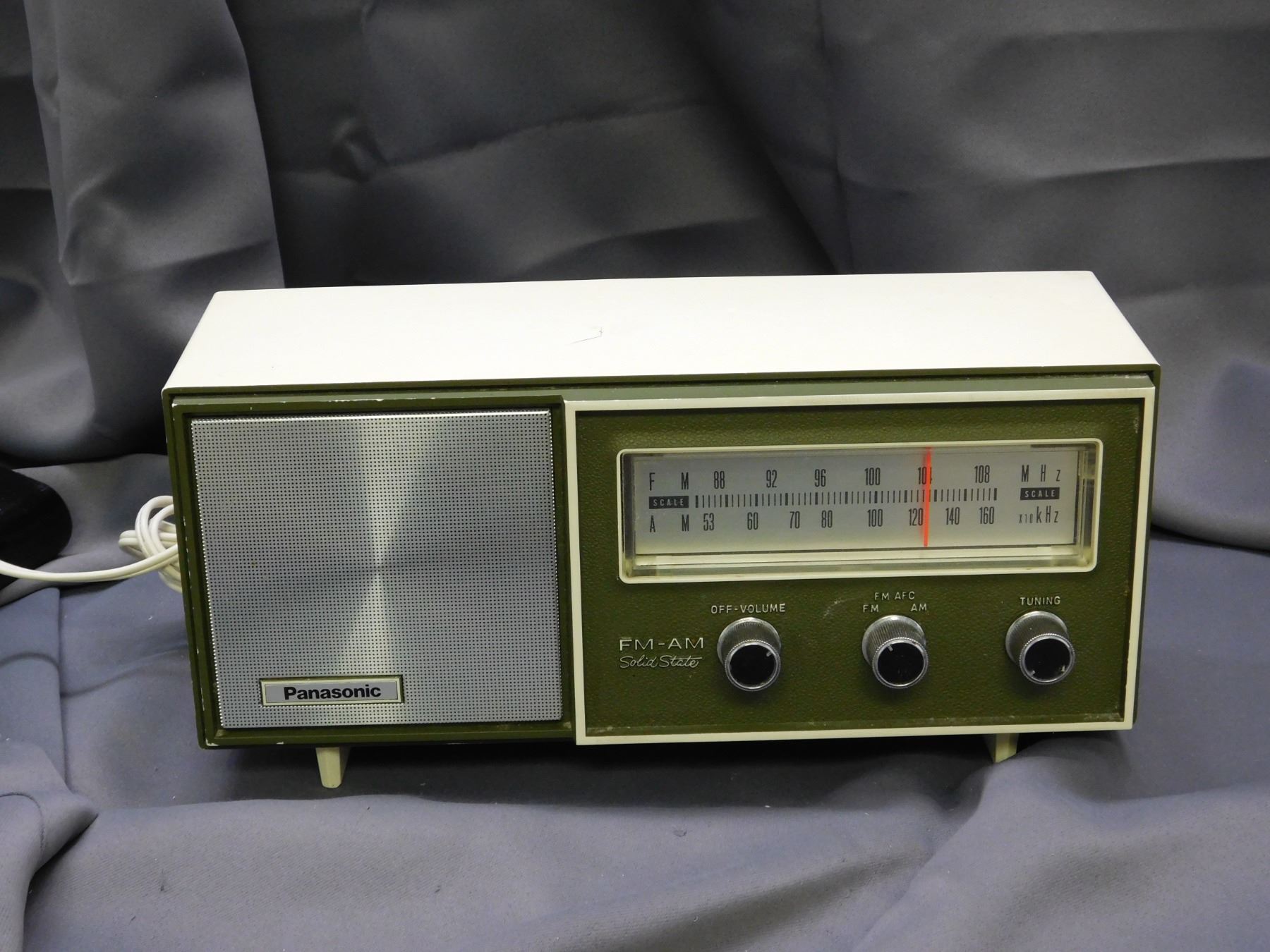 Panasonic AM FM Solid State Model RE-6137EC Plastic Radio