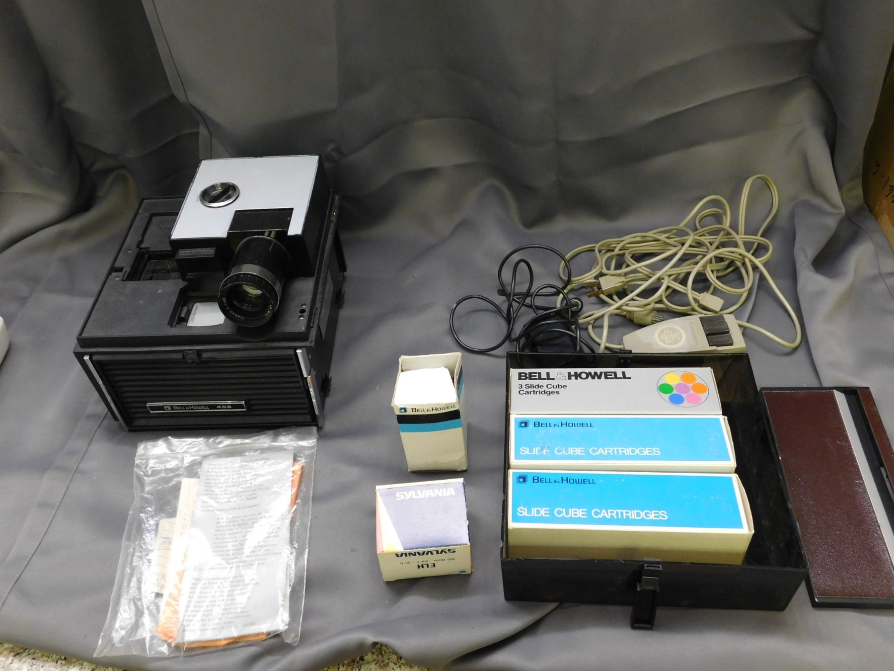 Bell & Howell Slide Cube Projector Model 452 with Cartridges and ...