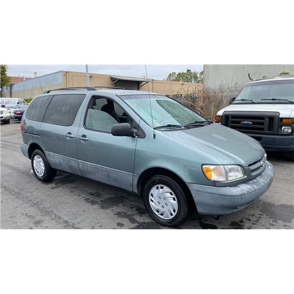 1998 Toyota Sienna LE