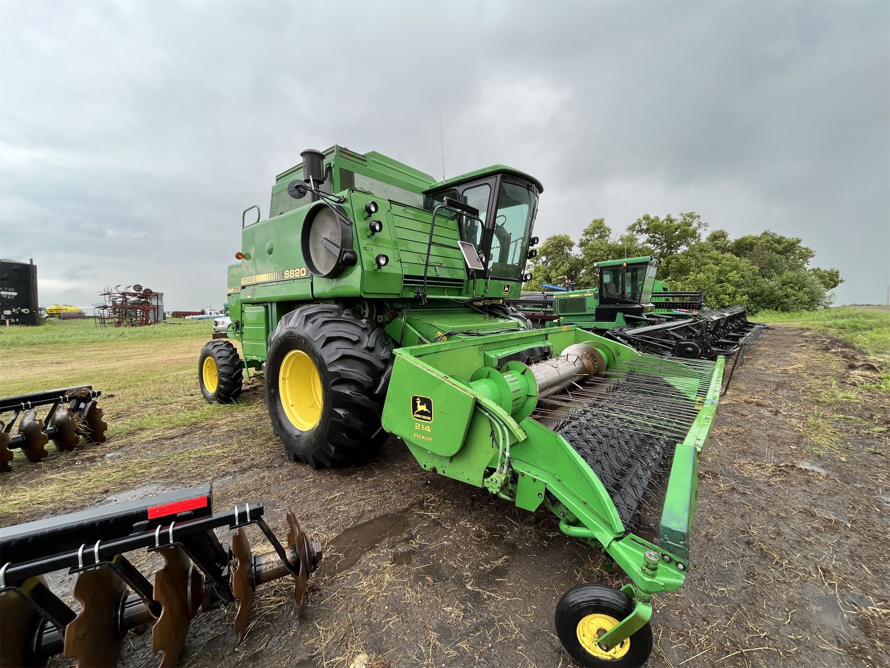 John Deere 8820 Titan II Combine, 214 Pickup Header, Cyclone Chaff Spreader