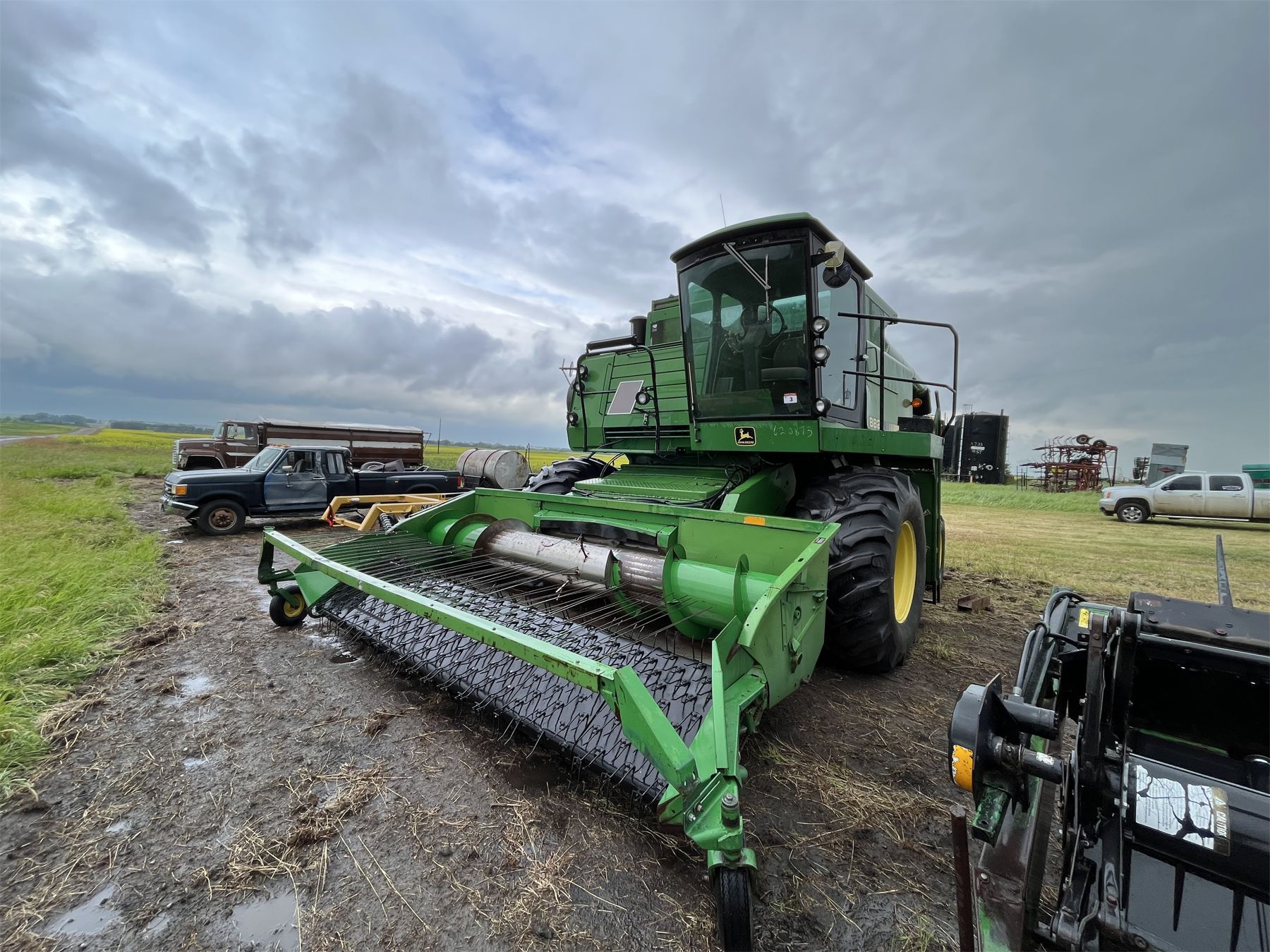 John Deere 8820 Titan II Combine, 214 Pickup Header, Cyclone Chaff Spreader