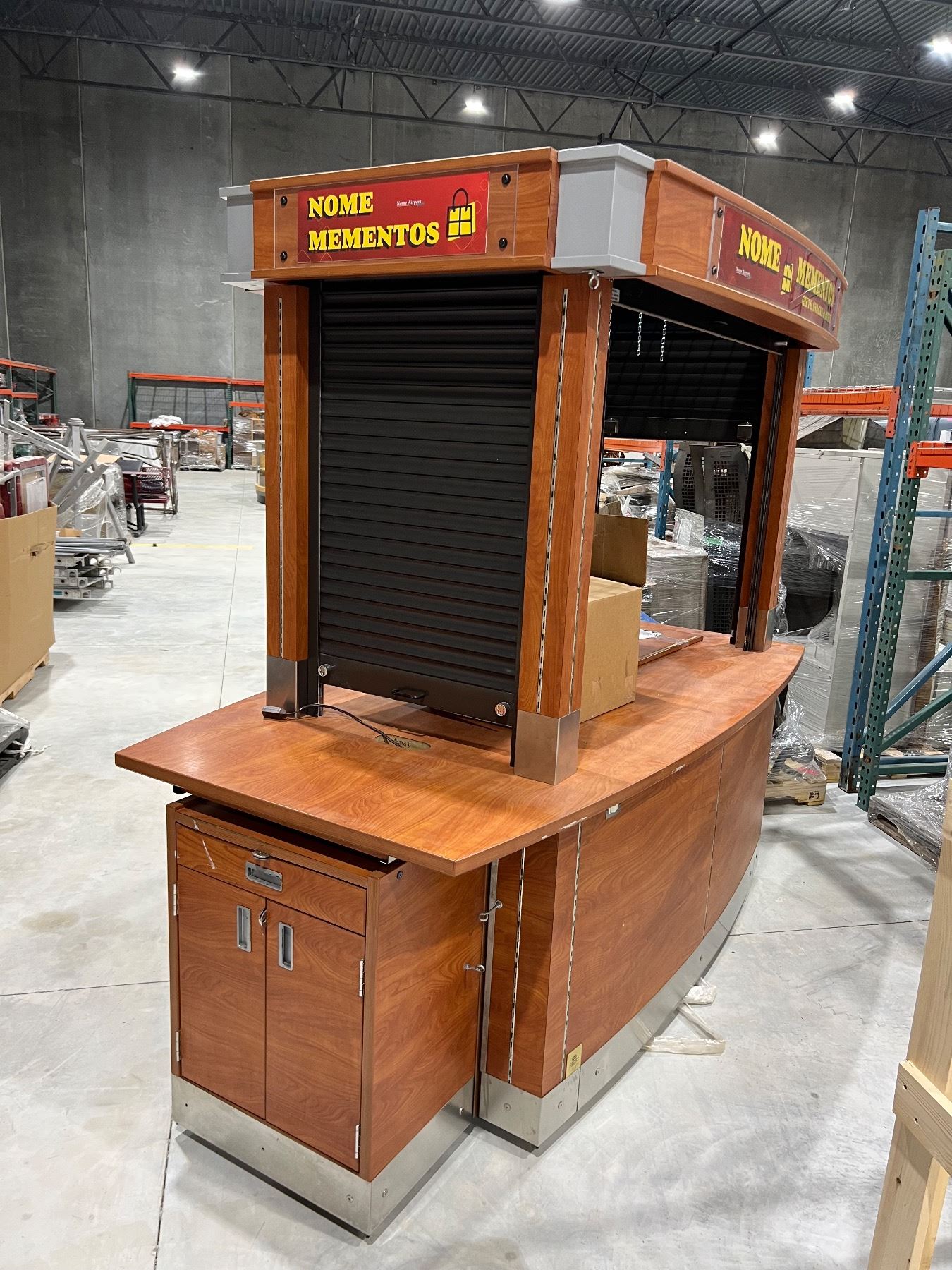 Large mall kiosk set