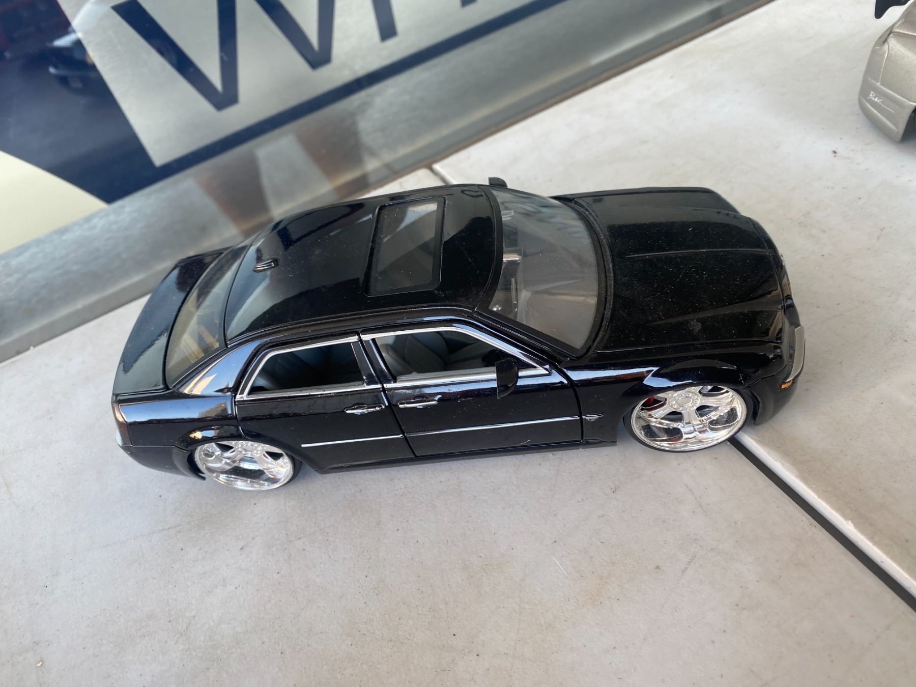 Chrysler 300 C hemi 1:24 scale