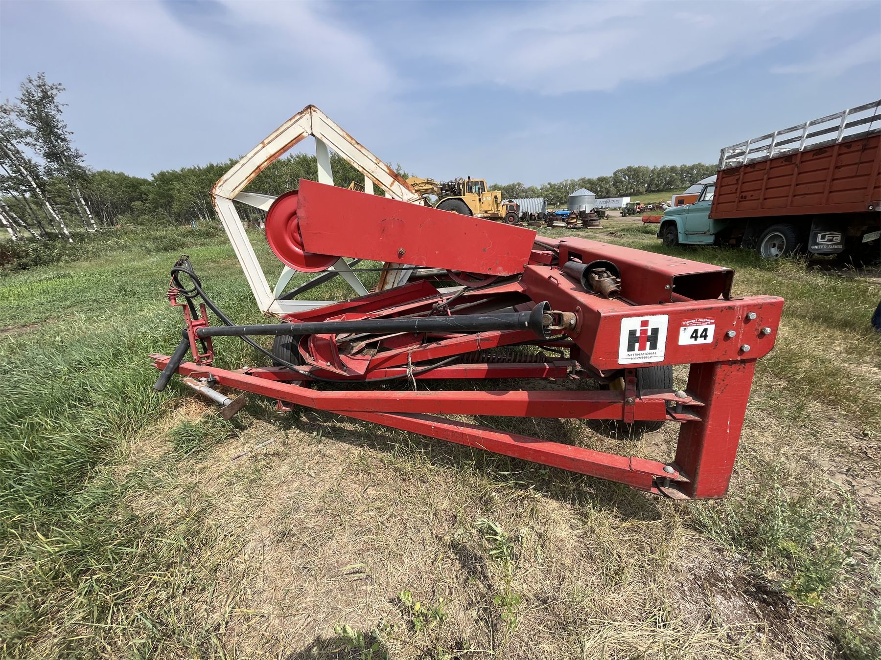 International 75 Pull type Swather, Bat Reel, 20ft. New Canvases