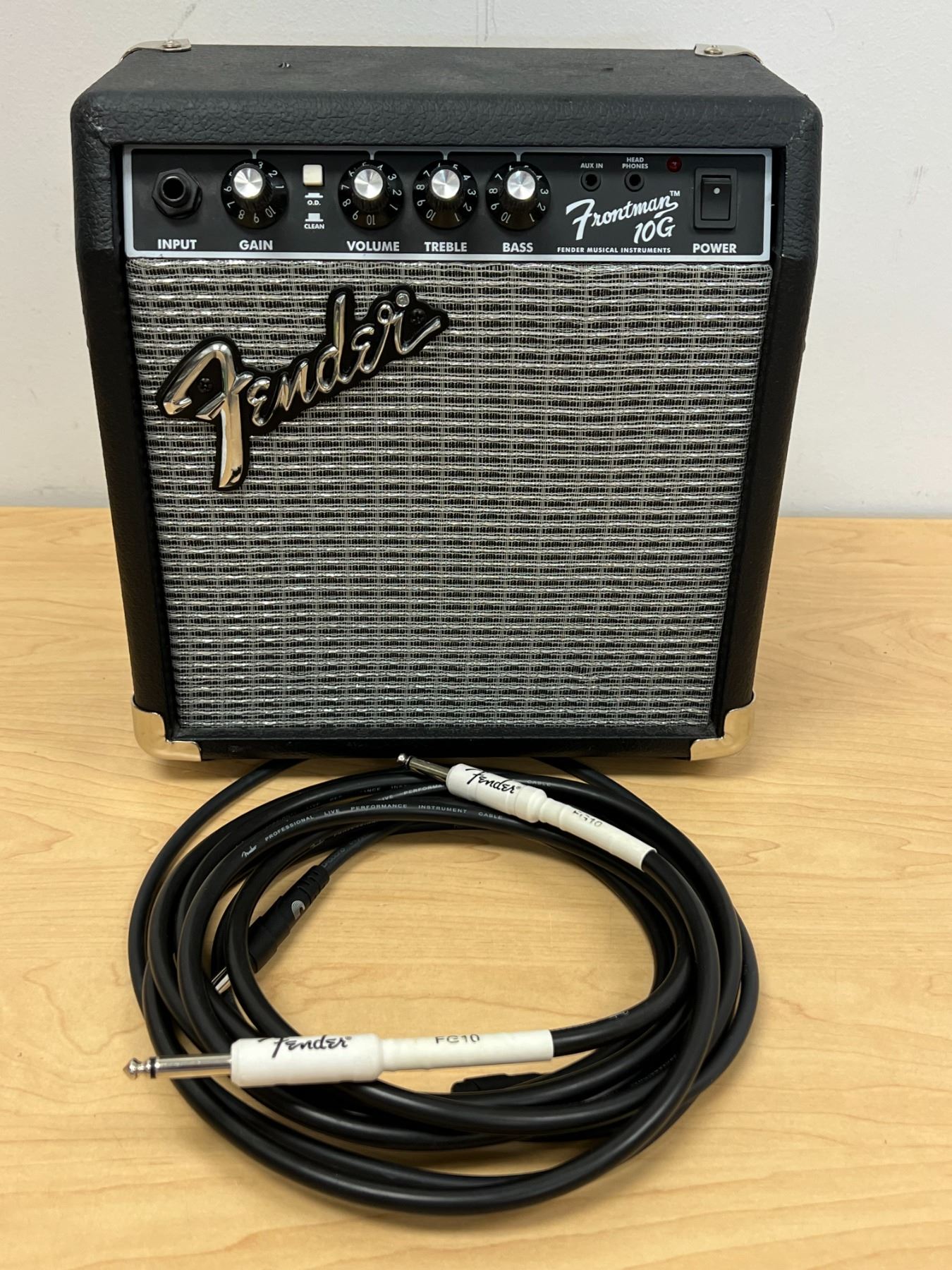 Fender Frontman 10G Amplifier & Cables as pictured