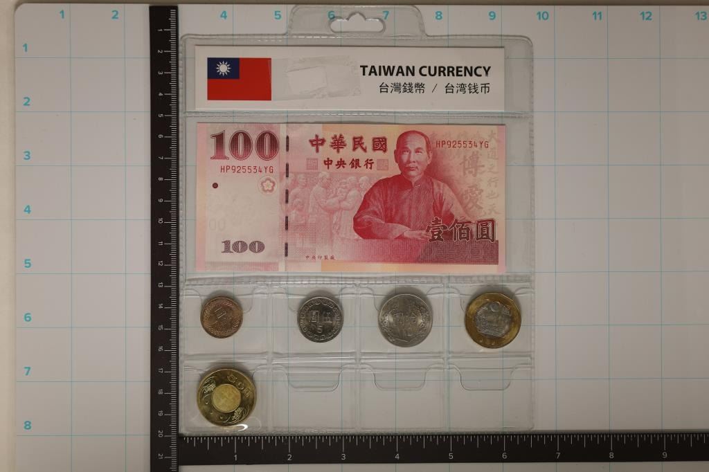 TAIWAN COIN & CURRENCY SET FEATURES A 2001 CU