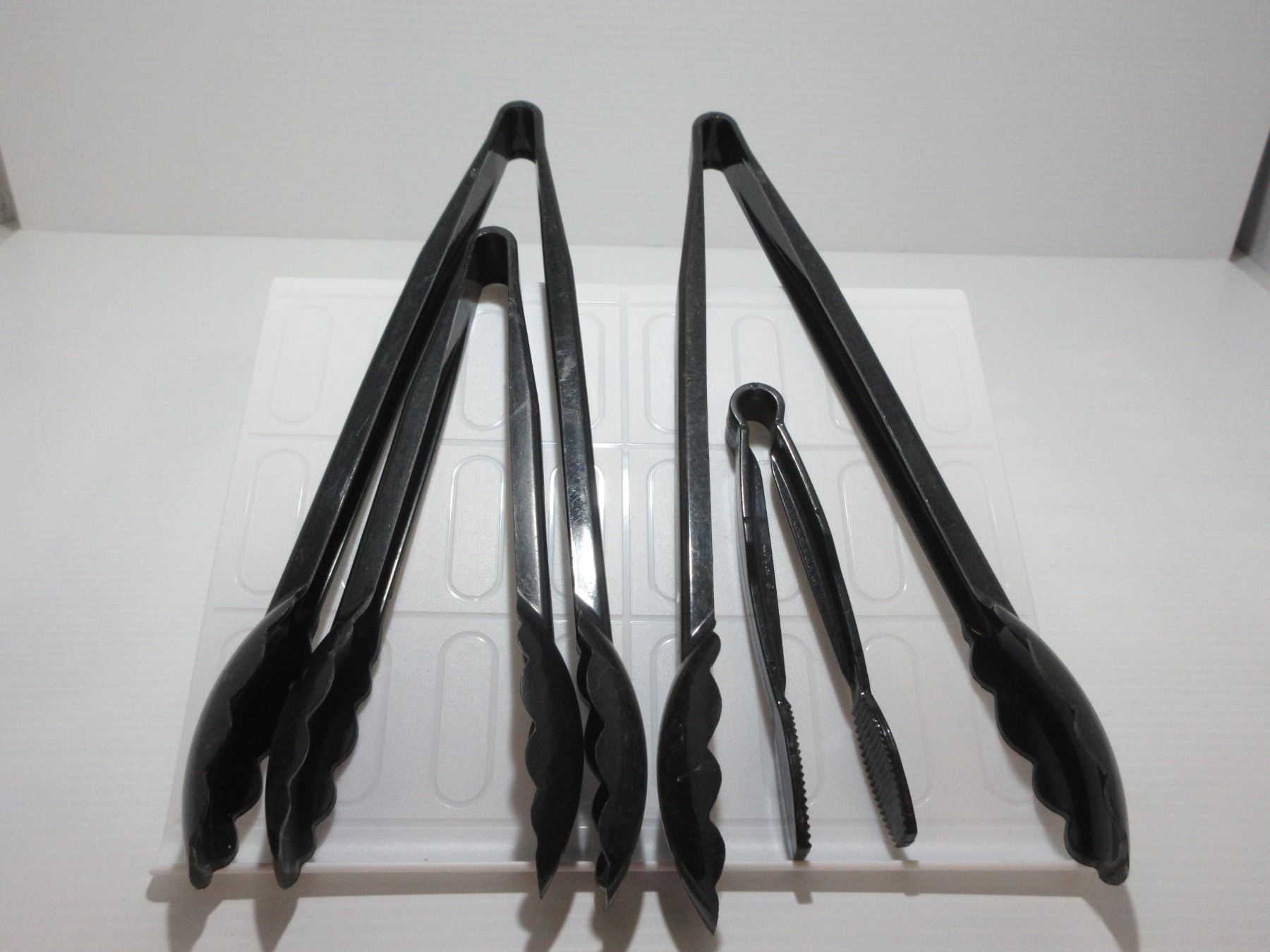 4 ASSORTED SERVING TONGS - BUNDLE