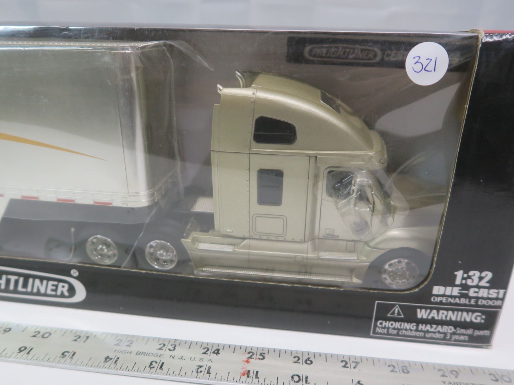 New Ray 1:32 Freightliner semi-truck and trailer diecast model in box ...