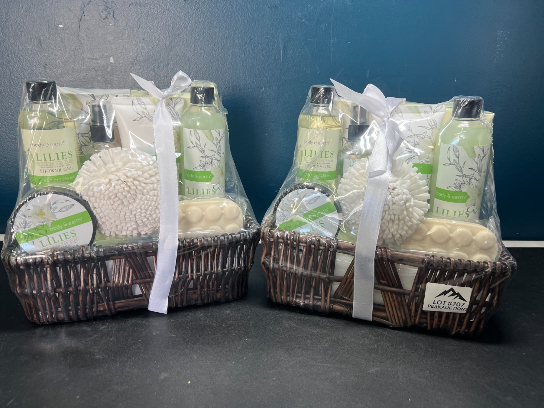 Lot of 2 Body& Earth Bath/Beauty Gift Basket Sets