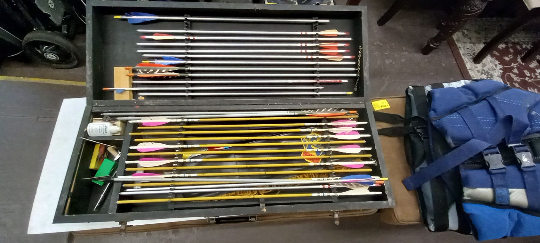 WOODEN BOX W/ASST. ARROWS & BOW ACCESS. WOODEN BOX W/ASST. ARROWS & BOW ACCESS.