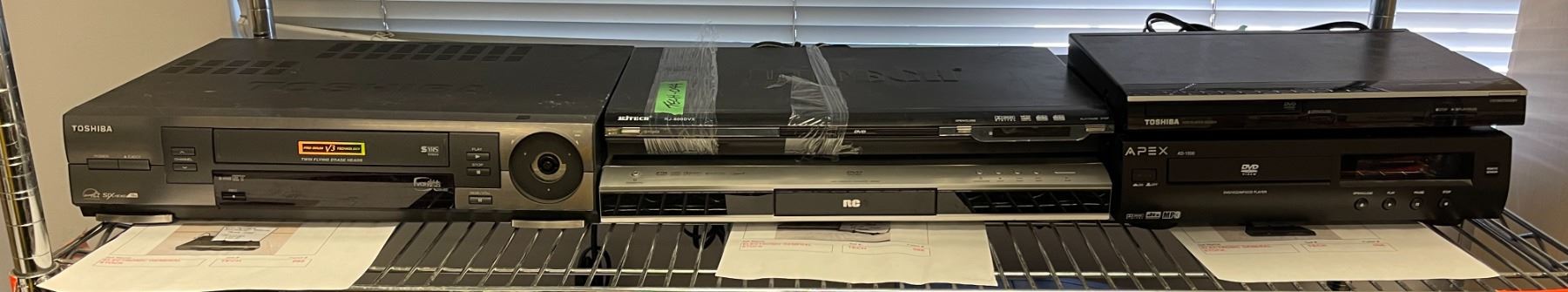 Shelf lot of DVD & VHS players - includes Apex DVD player - AD-1500 ...