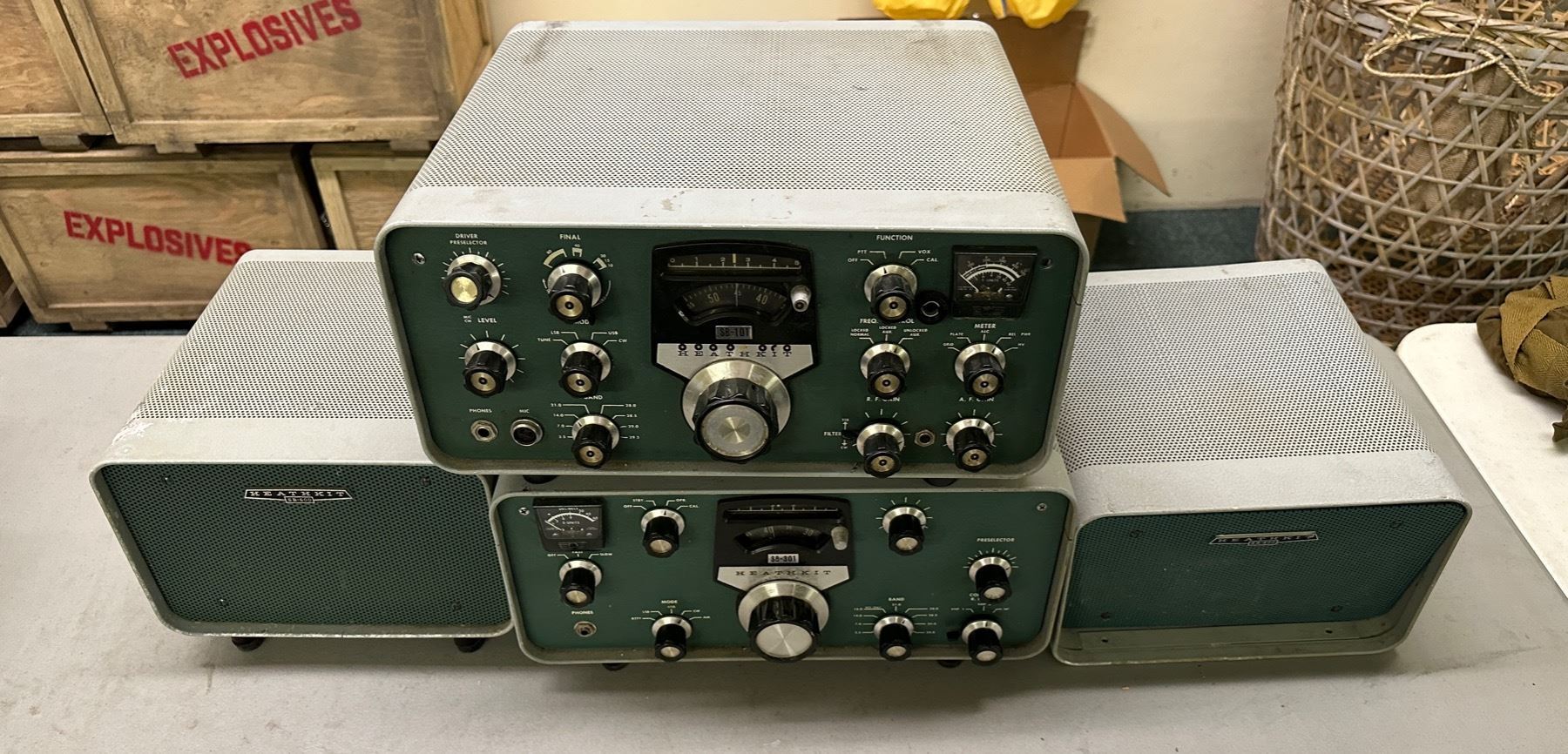 Set of 2 vintage Heathkit SB-301 radios w/ set of 2 Heathkit SB-600 ...