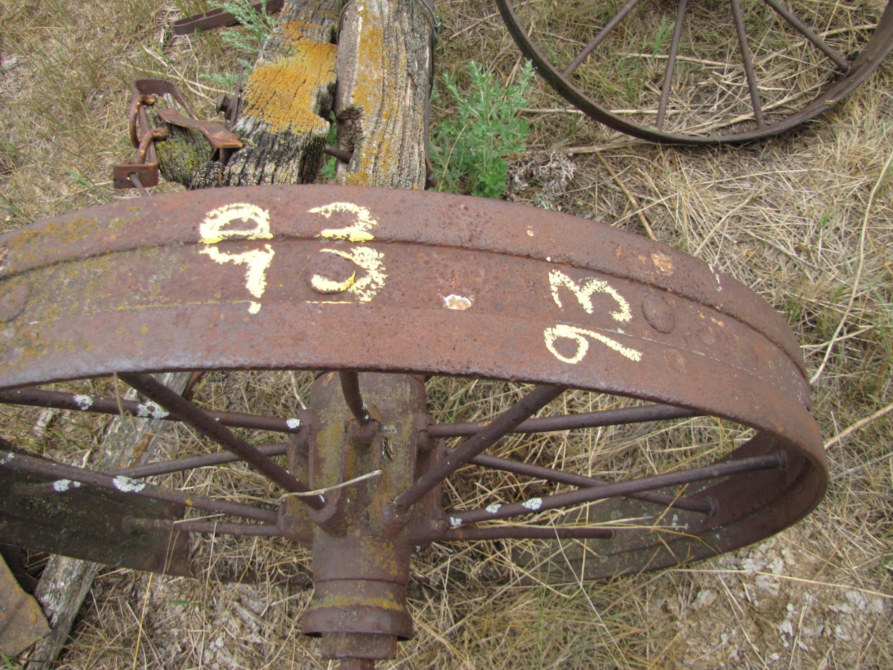 Wagon axle on steel wheels and two extra steel wheels