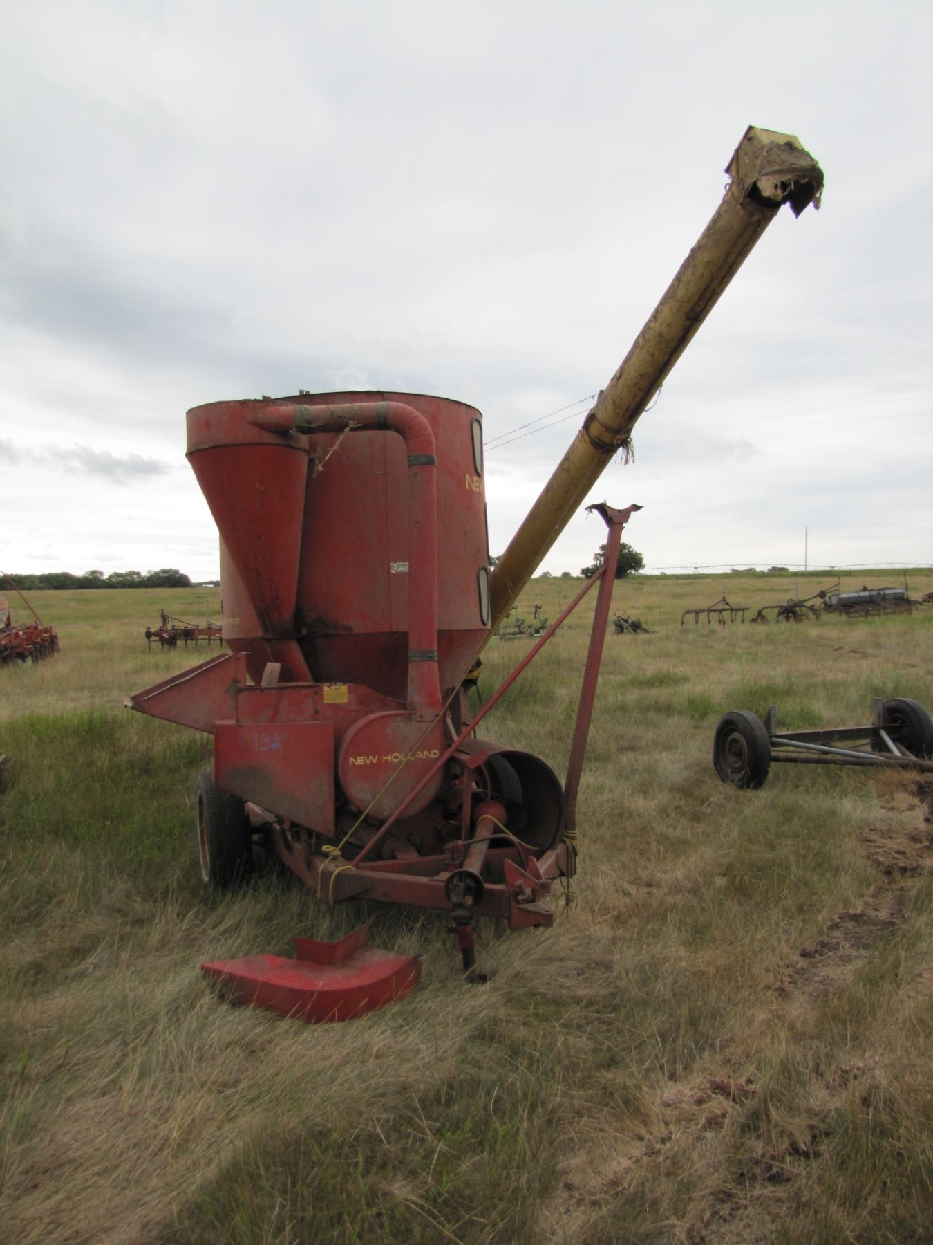 New Holland 352 mix mill