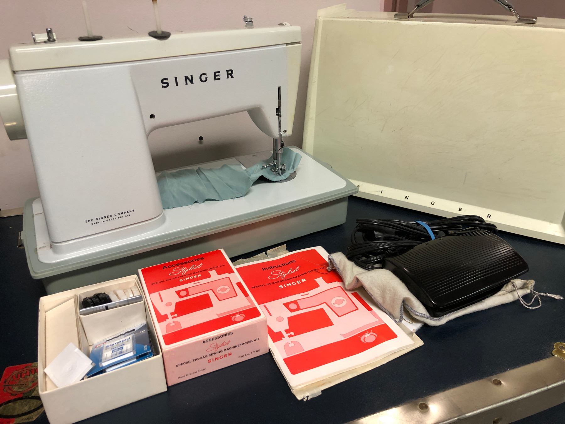 Vintage Singer Stylist sewing machine w/cover- model: 418