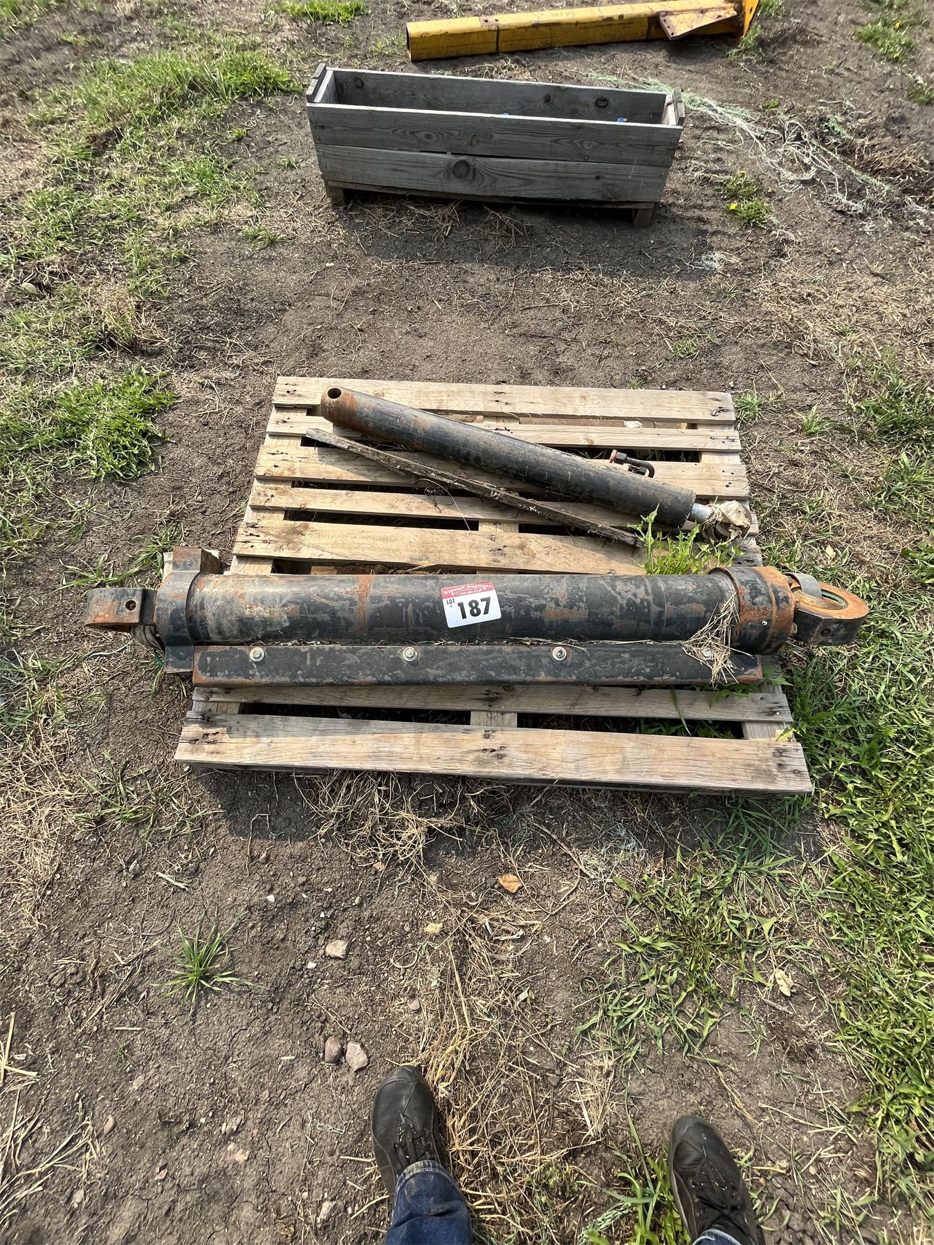 Excavator thumb cylinder & lift cylinder. Komatsu Dozer