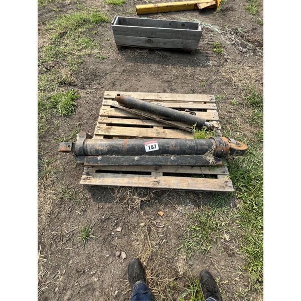Excavator thumb cylinder & lift cylinder. Komatsu Dozer