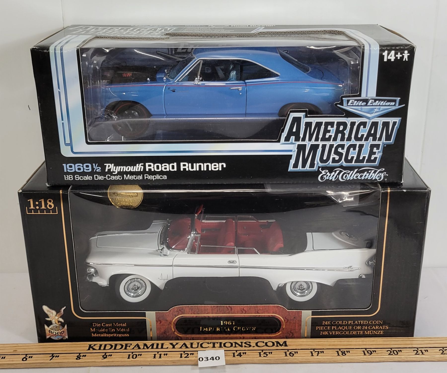 LOT OF 2 DIE CAST MODELS INCL ROAD RUNNER SIGNATURE SERIES lot-of-2-die-cast-models-incl-road-runner-signature-series