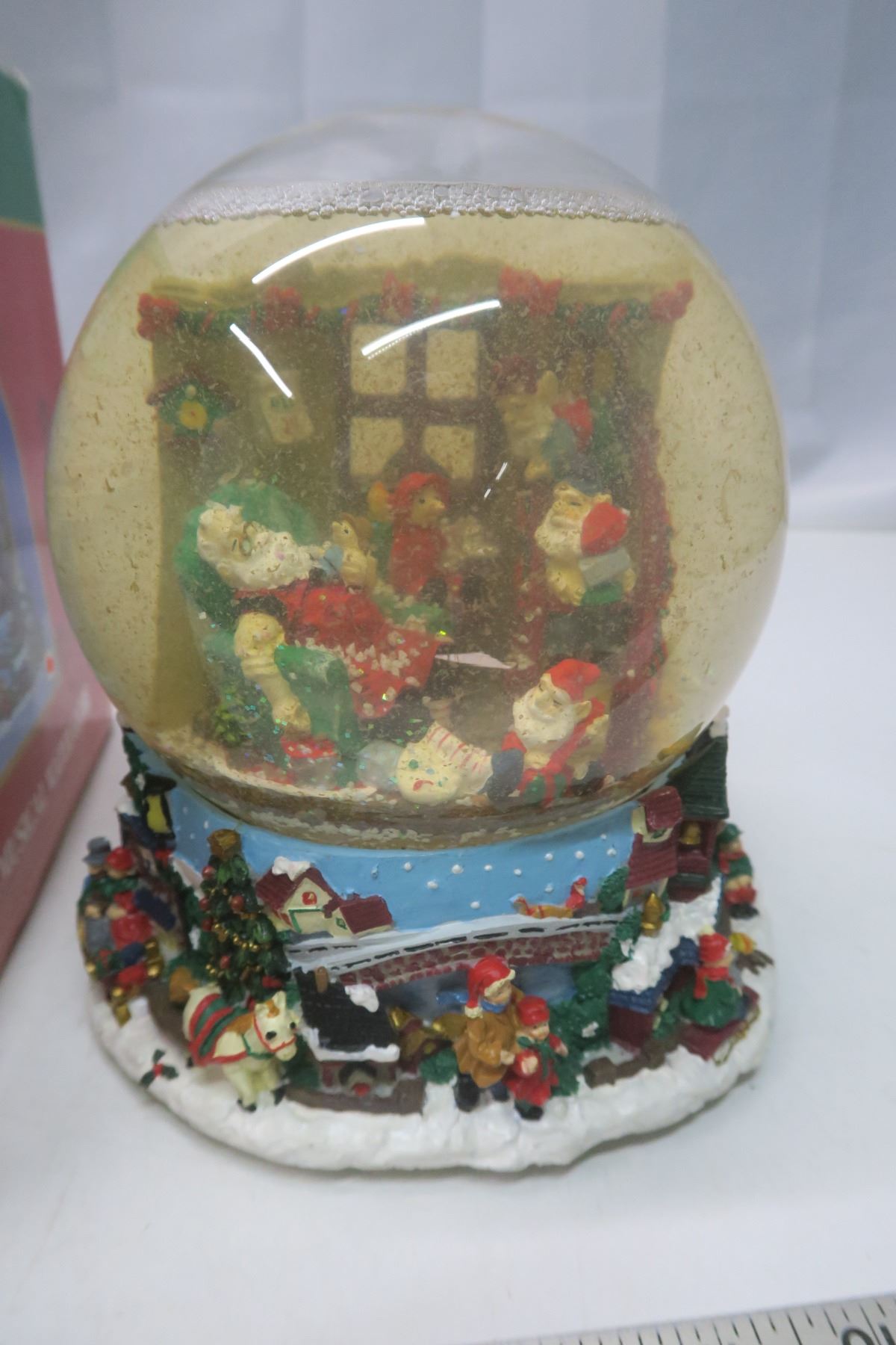 Wind-up musical Christmas Globe