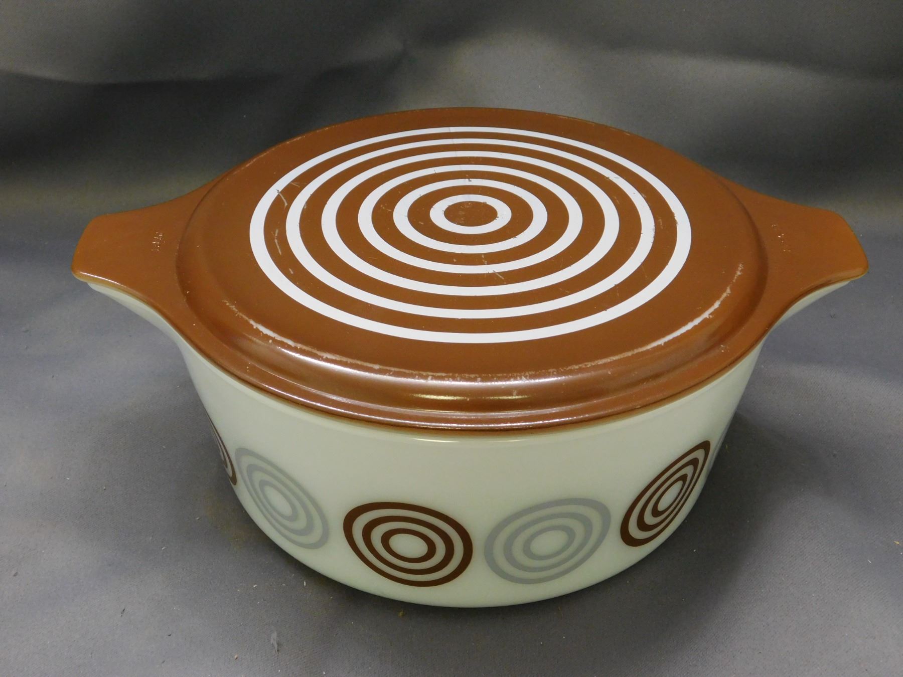 Pyrex 475 2 1/2 qt Baking Dish "Cosmopolitan" Bullseye with Lid