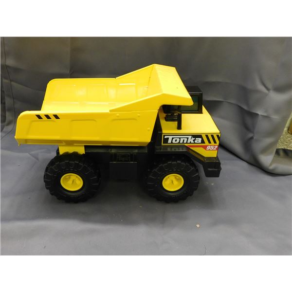 Tonka 952 Construction Yellow Dump Truck Pressed Steel Plastic