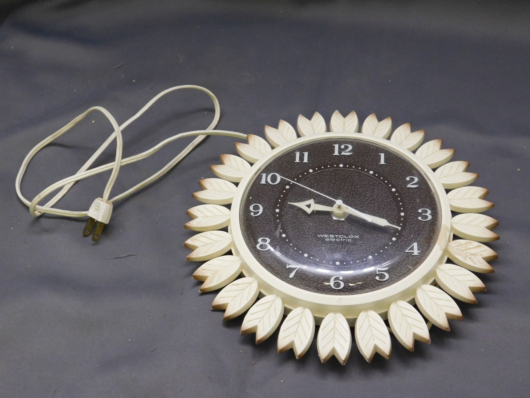 Westclox Electric Plug-In Wall Clock White Leaf Petal Design