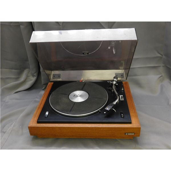 Yamaha YP-700 Turntable Record Player