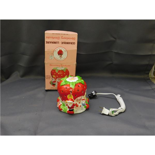 Strawberry Shortcake Lighted Ceramic House Lamp Night Light Christmas 1980