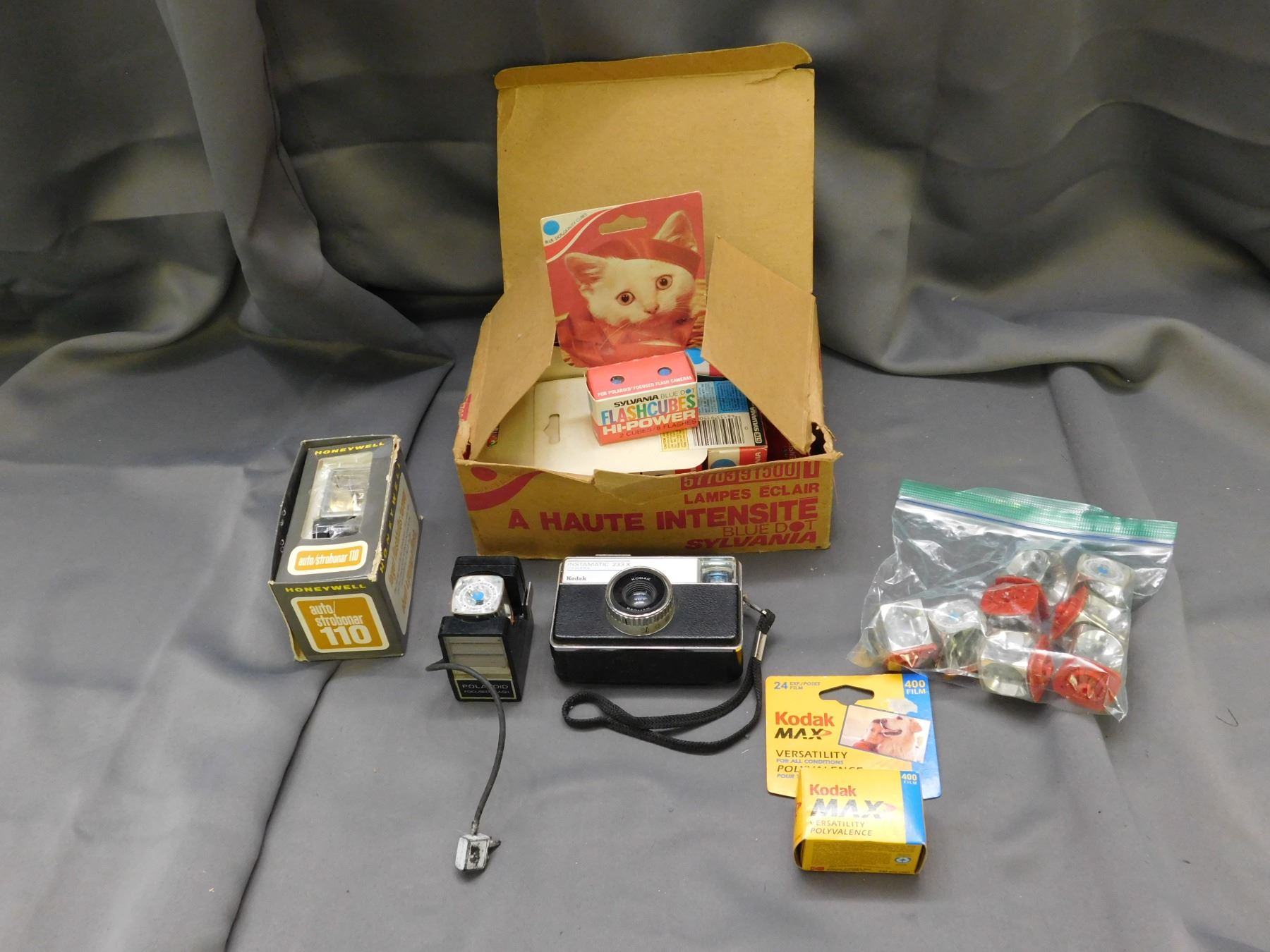Kodak Instamatic 233-X, Film, Flash Cubes, Honeywell Astro/Strobonar ...