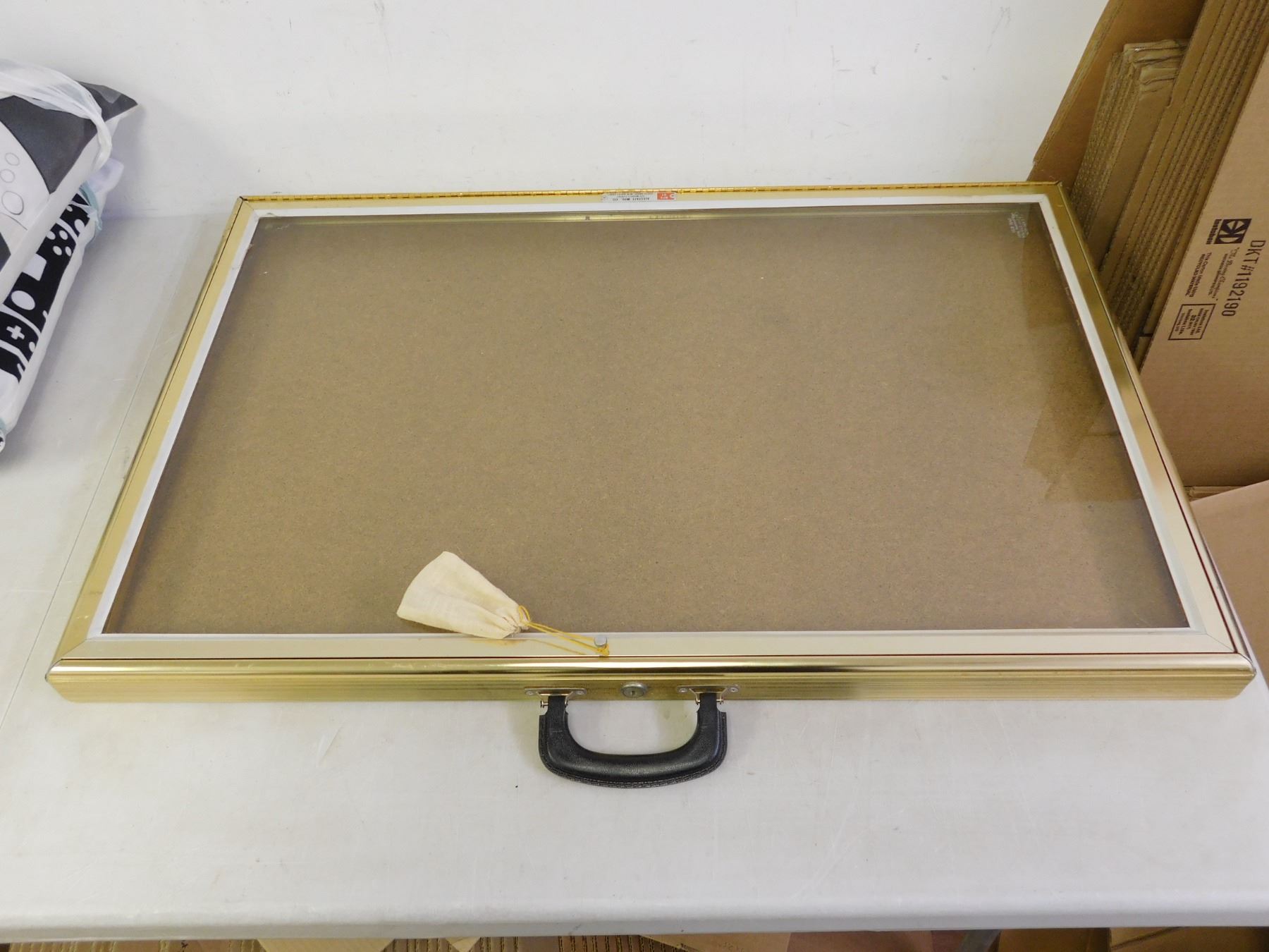 Allstate MFG Co Locking Glass Tabletop Display Case with Keys