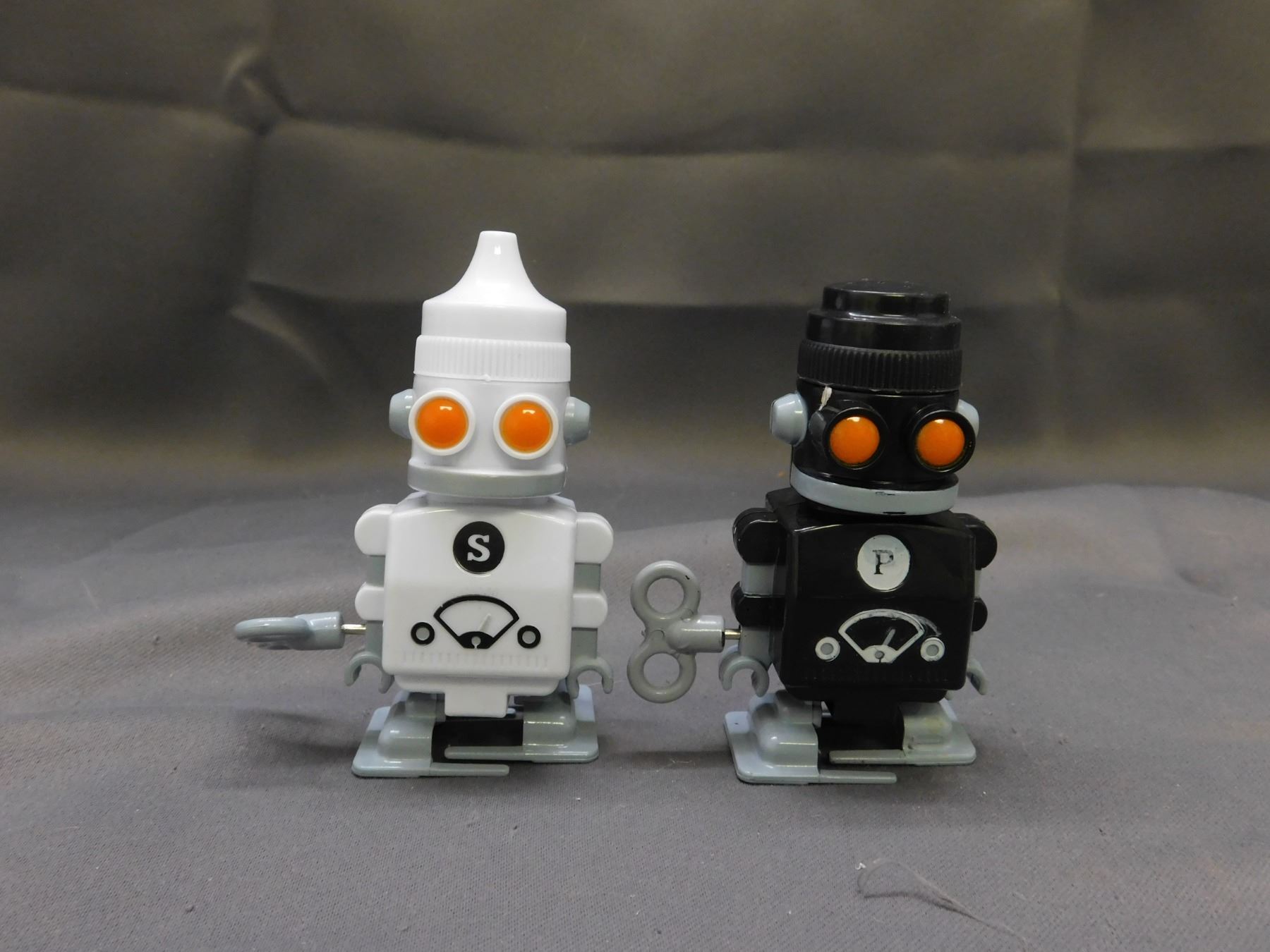 Salt and Pepper Shakers Wind-Up Robot Plastic