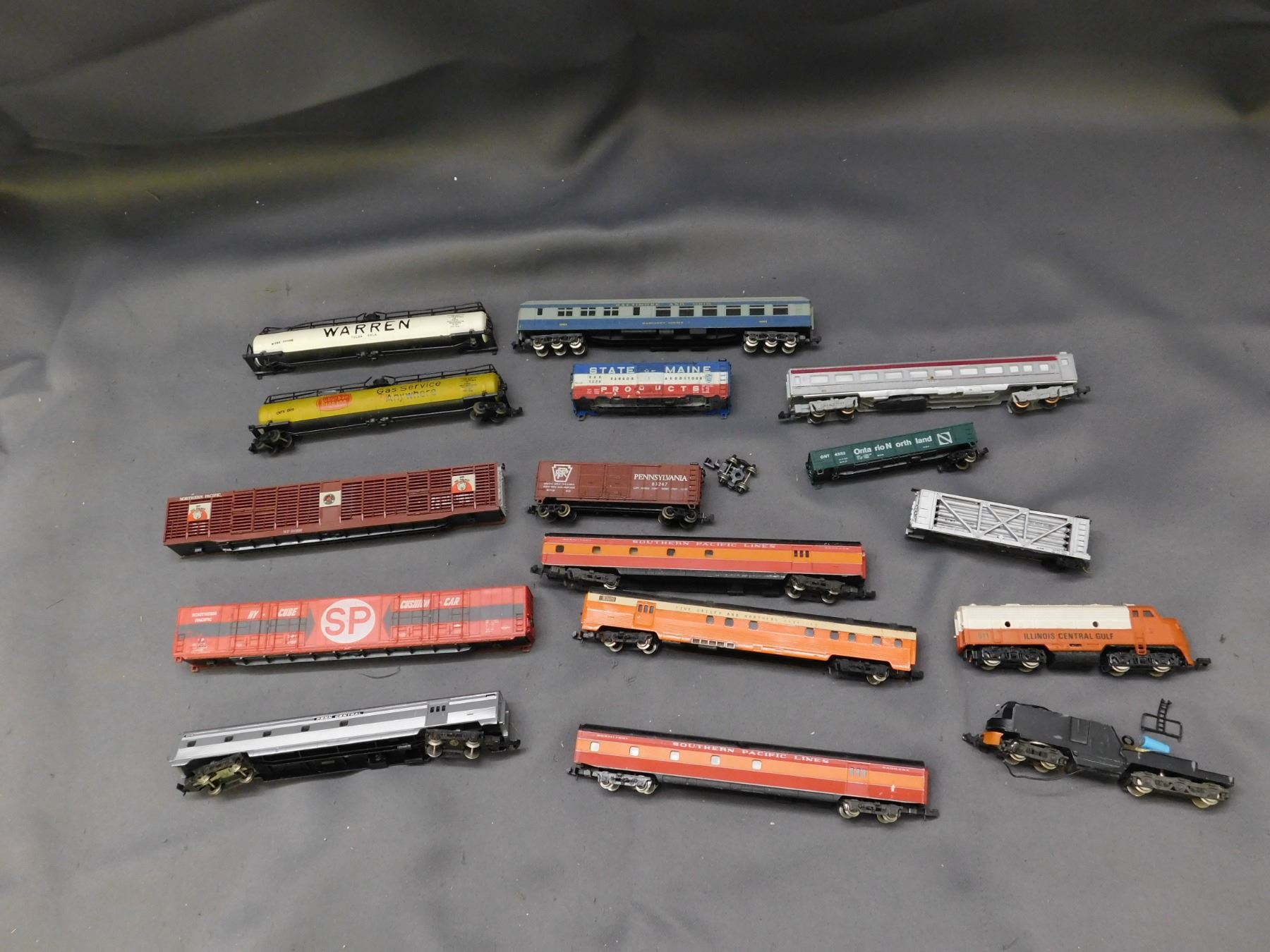 Lot of Atlas N Scale Train Cars Assorted, 1 Bachmann Engine