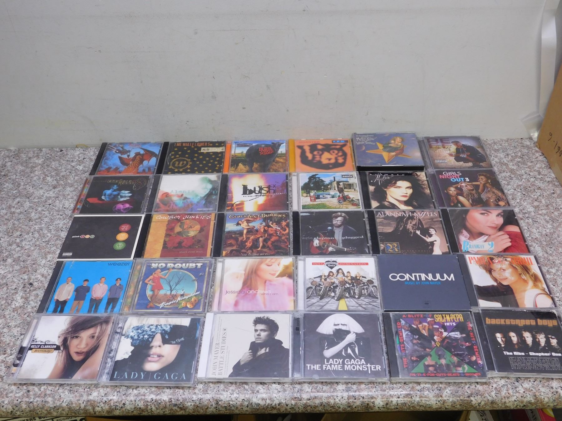 Lot of 30 CDs 1980s 90s, Y2K Pop, Lady Gaga, Kelly Clarkson, Blink 182 ...