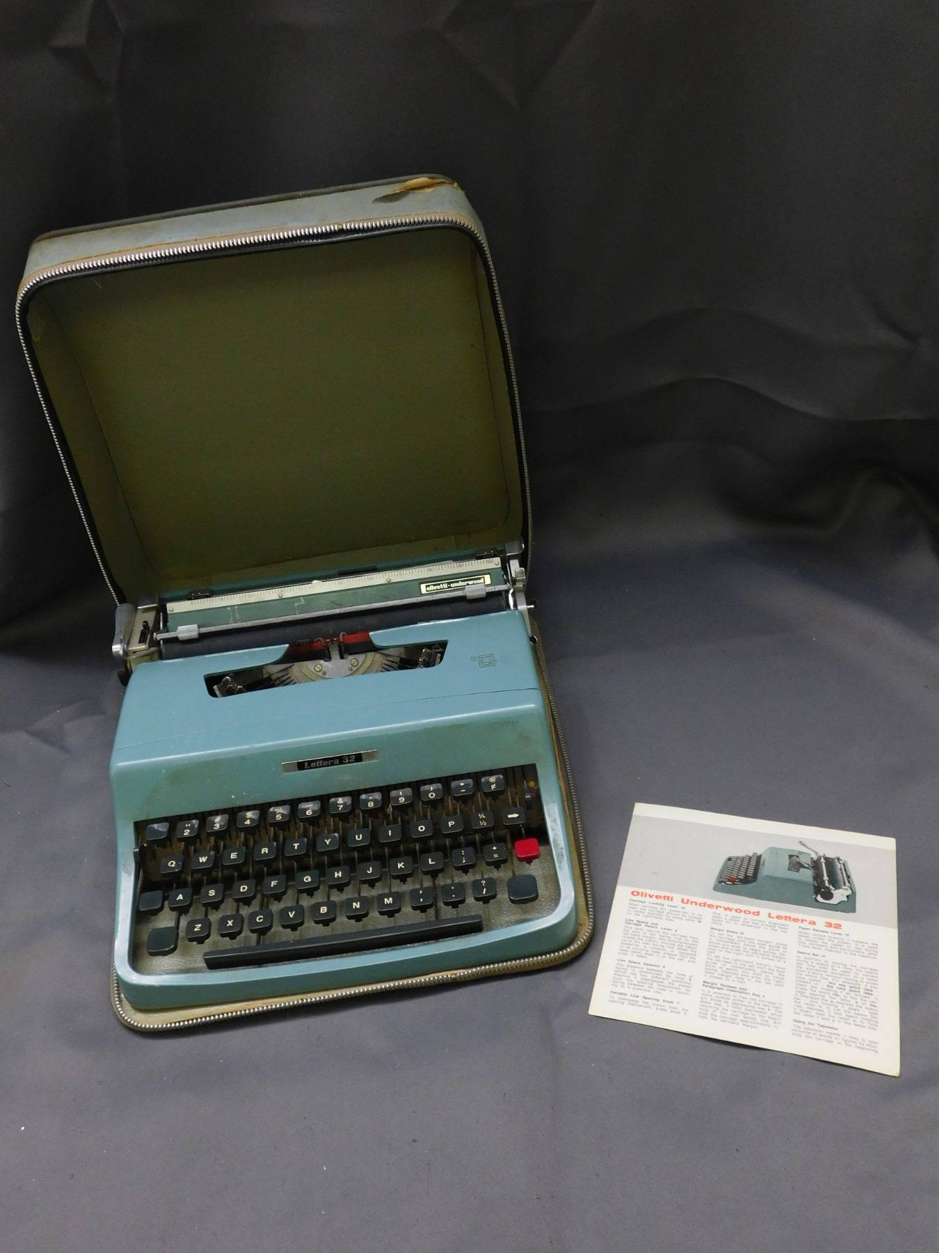 Olivetti Underwood Lettera 32 Typewriter