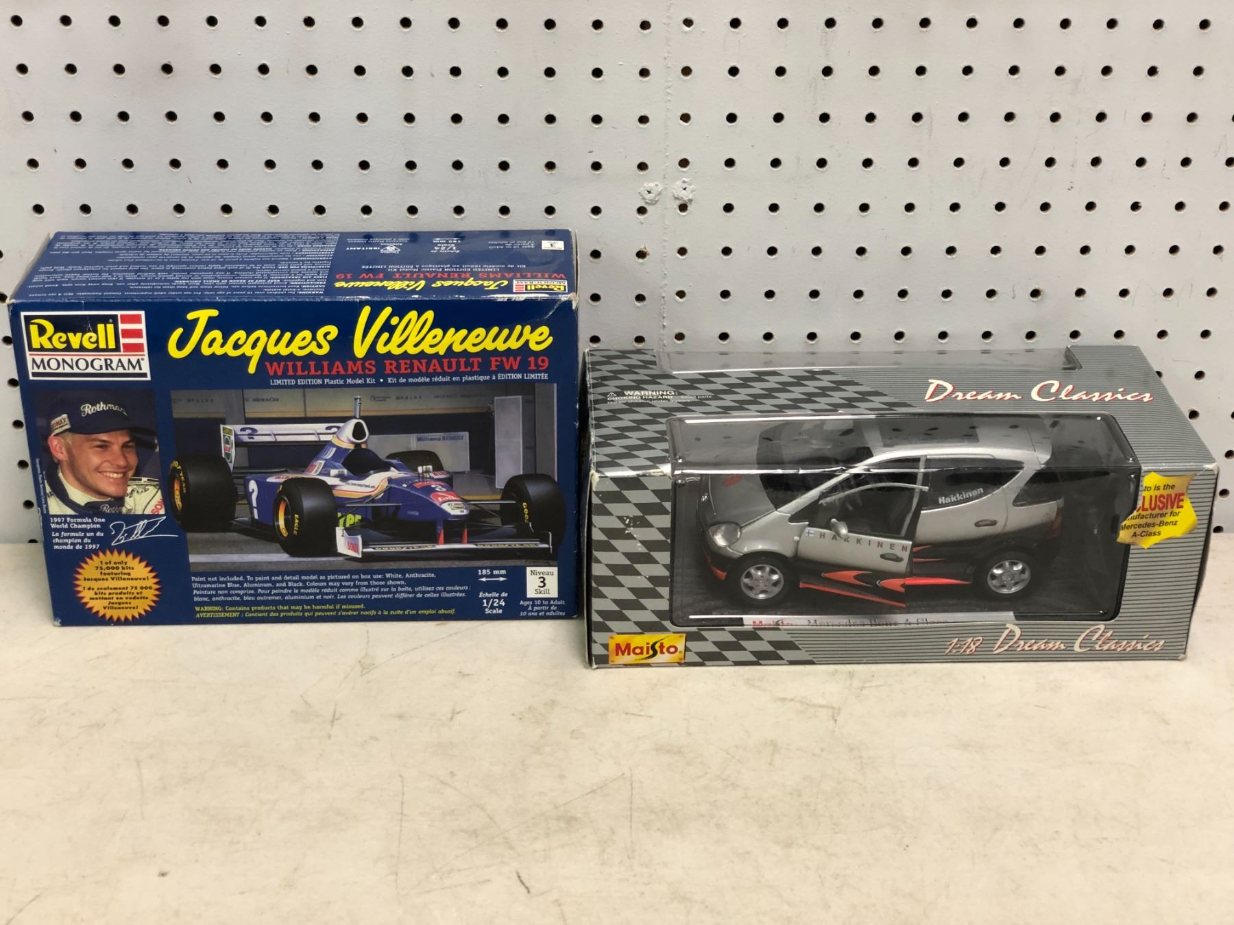 Revell Collection Jacques Villeneuve 1:24 model car & Maisto 1/18 Scale ...