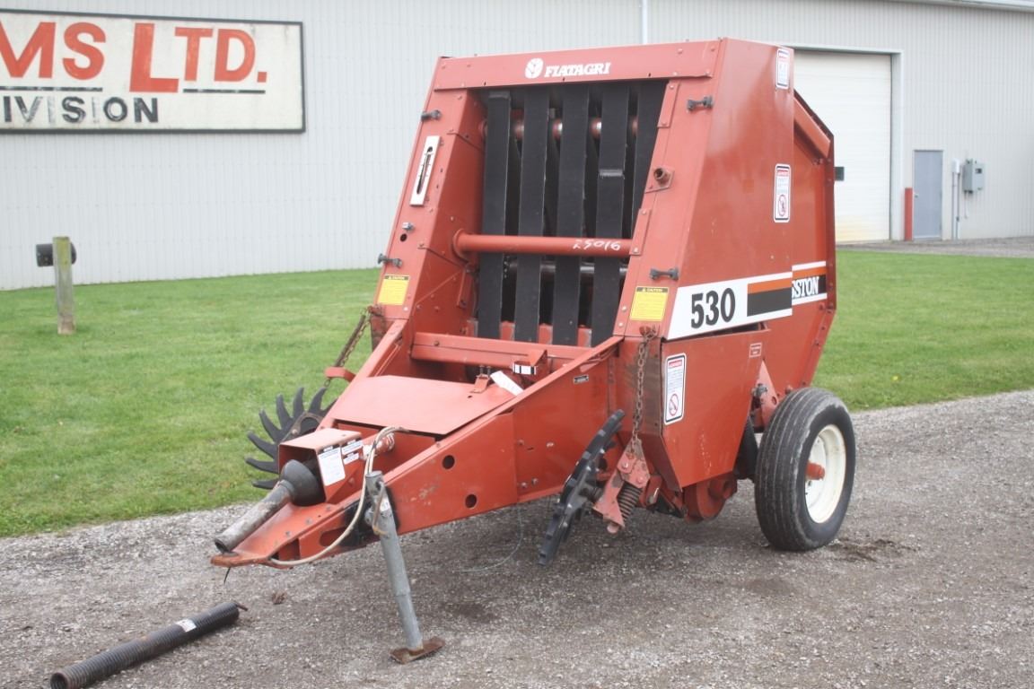 Hesston 530 4x4 round baler, manual tie, tie crowder wheels