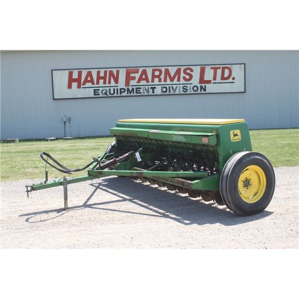 JD 8200 21 run seed drill, double disc, grass box