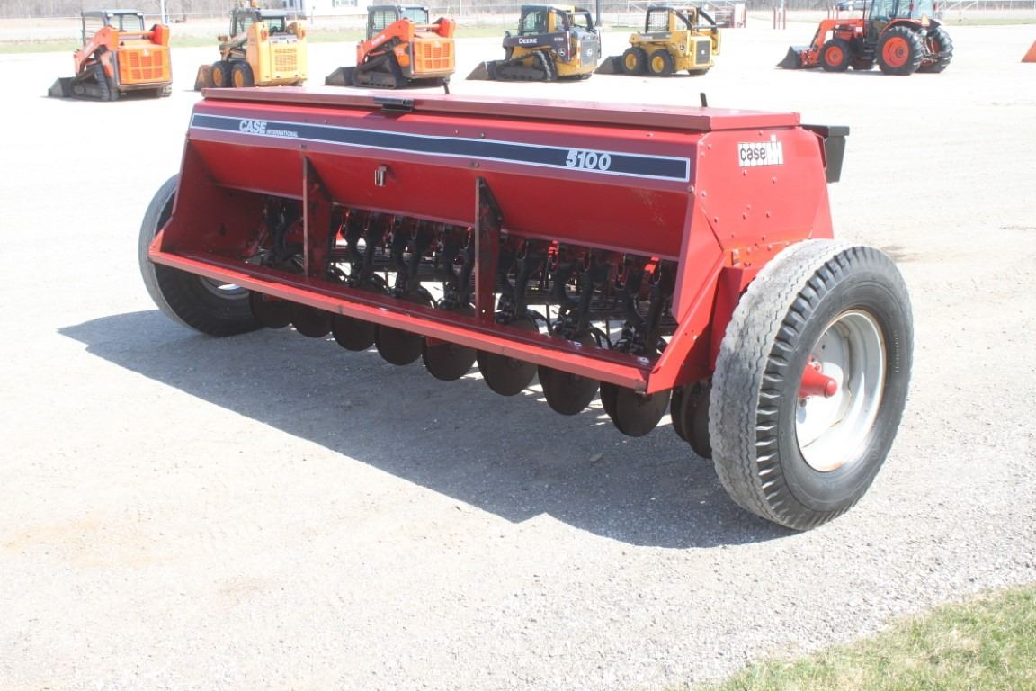 Case/Int 5100 18 run seed drill, double disc, grass seed