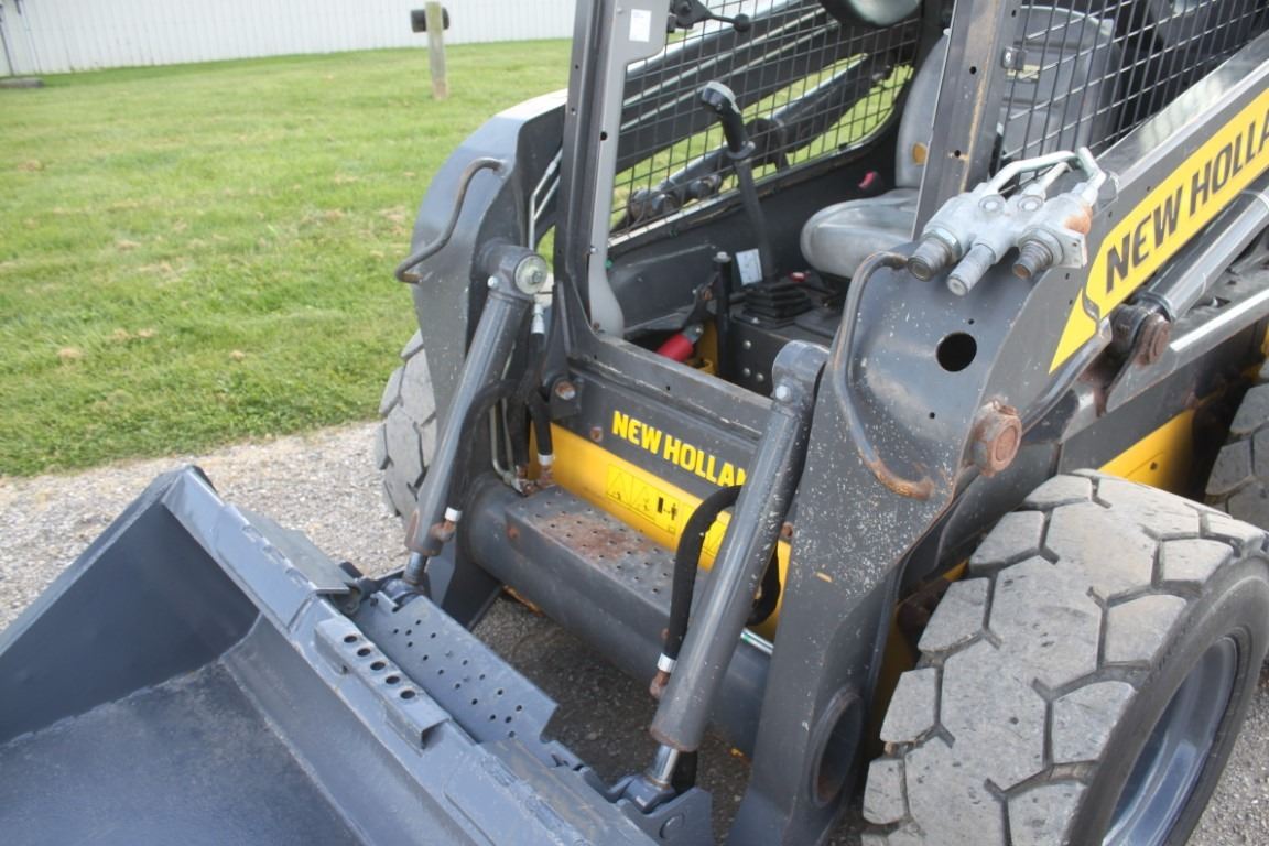 New Holland L218 skidsteer, rops, 2 Speed, aux hyd, 12-16.5, 72" bucket ...