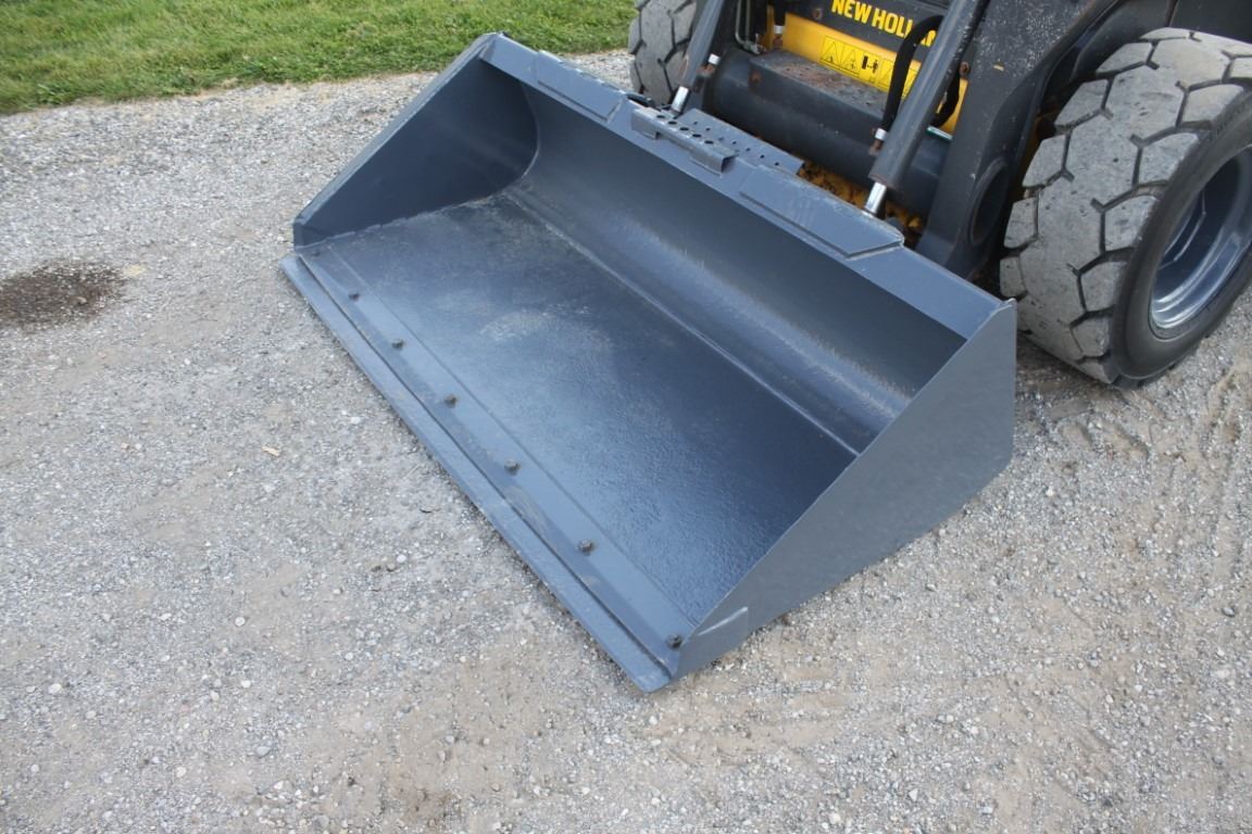 New Holland L218 skidsteer, rops, 2 Speed, aux hyd, 12-16.5, 72" bucket ...