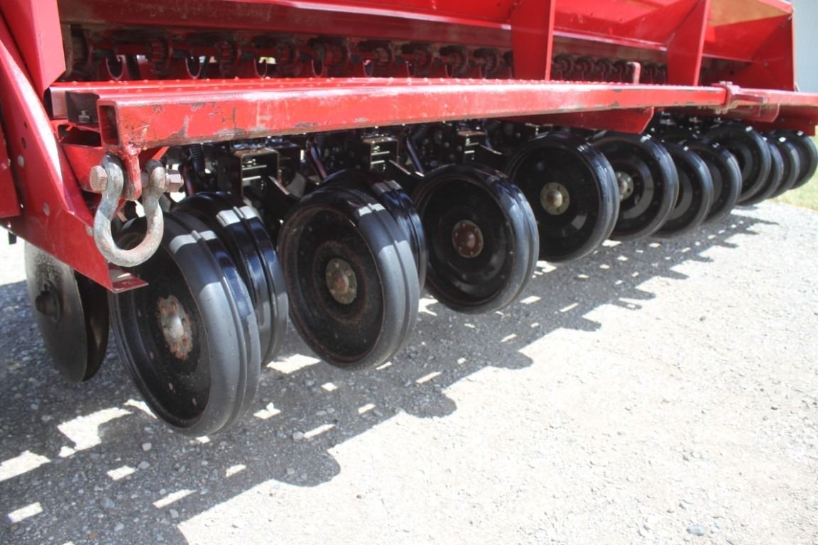 CIH 5100 soybean special, 21 run seed drill, grass box, double disc ...