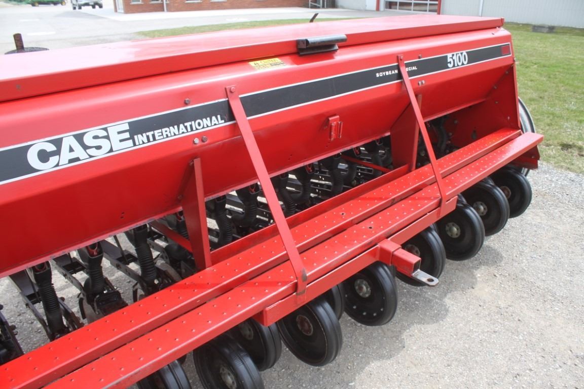 Case/Int 5100 18 run double disc, soybean special seed drill, grass ...