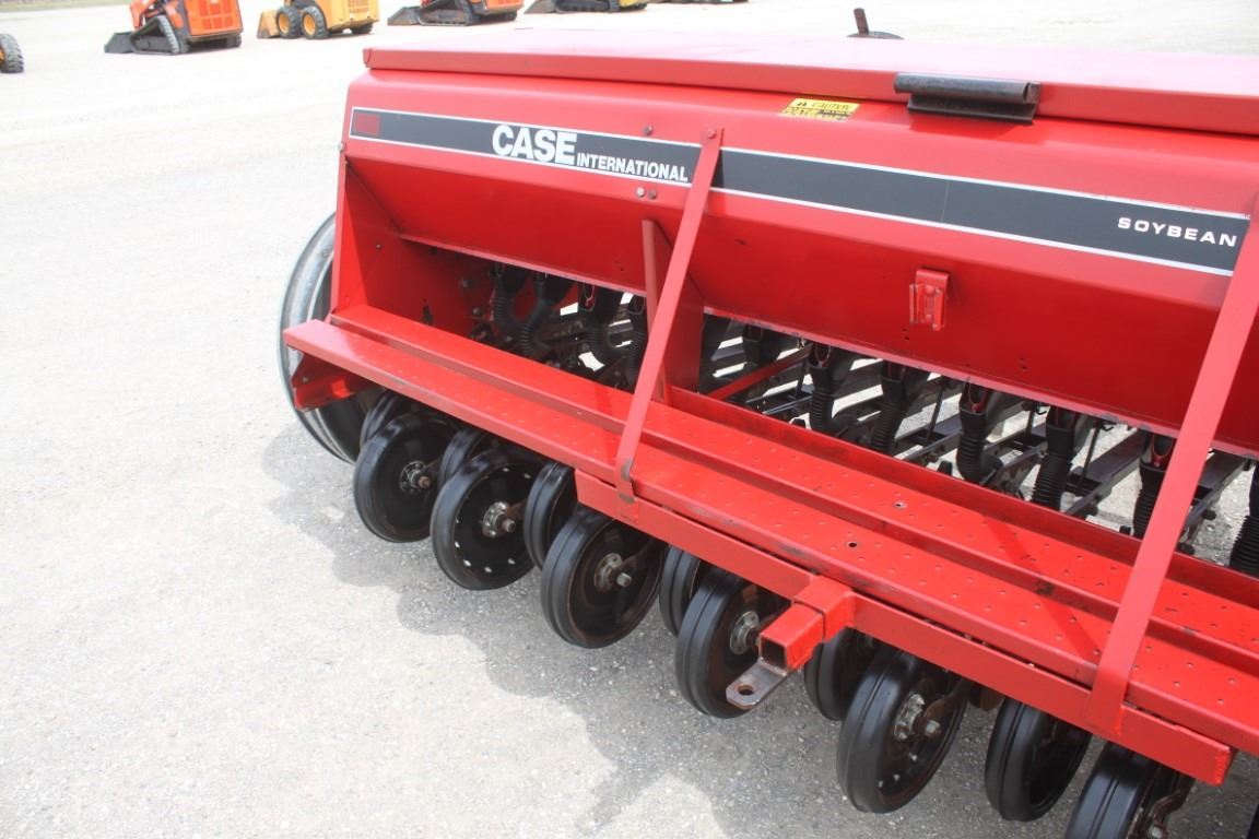 Case/Int 5100 18 run double disc, soybean special seed drill, grass ...