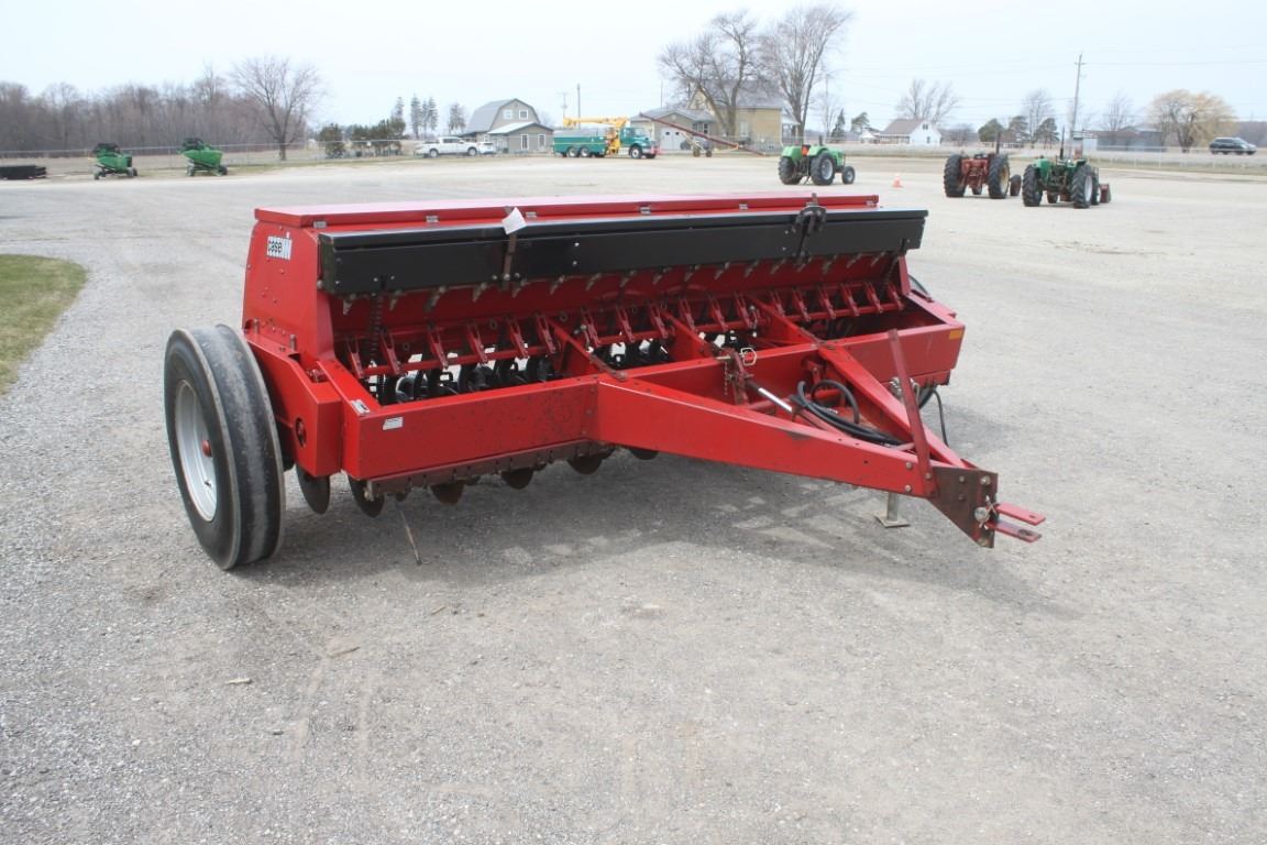 Case/Int 5100 18 run double disc, soybean special seed drill, grass ...