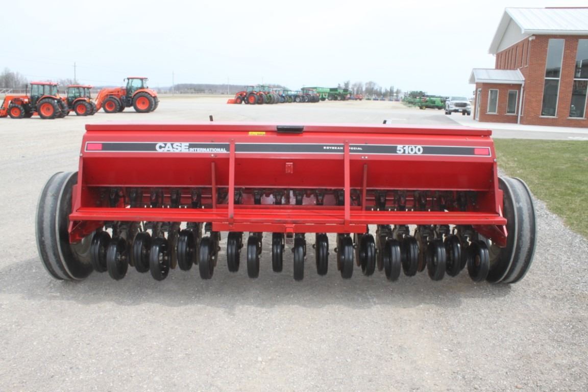 Case/Int 5100 18 run double disc, soybean special seed drill, grass ...