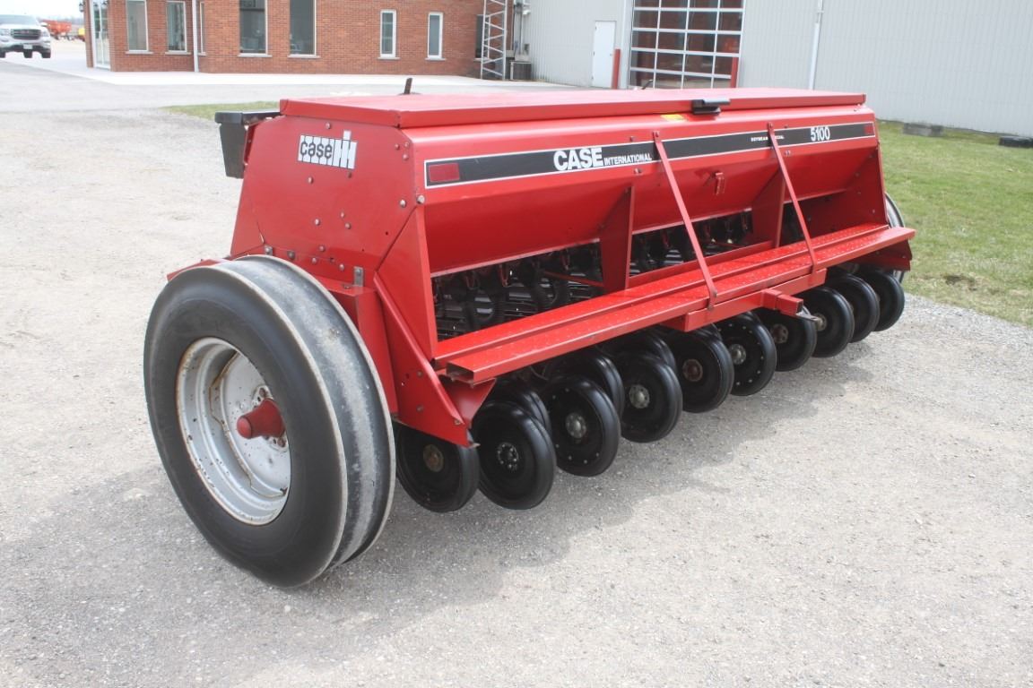 Case/Int 5100 18 run double disc, soybean special seed drill, grass ...