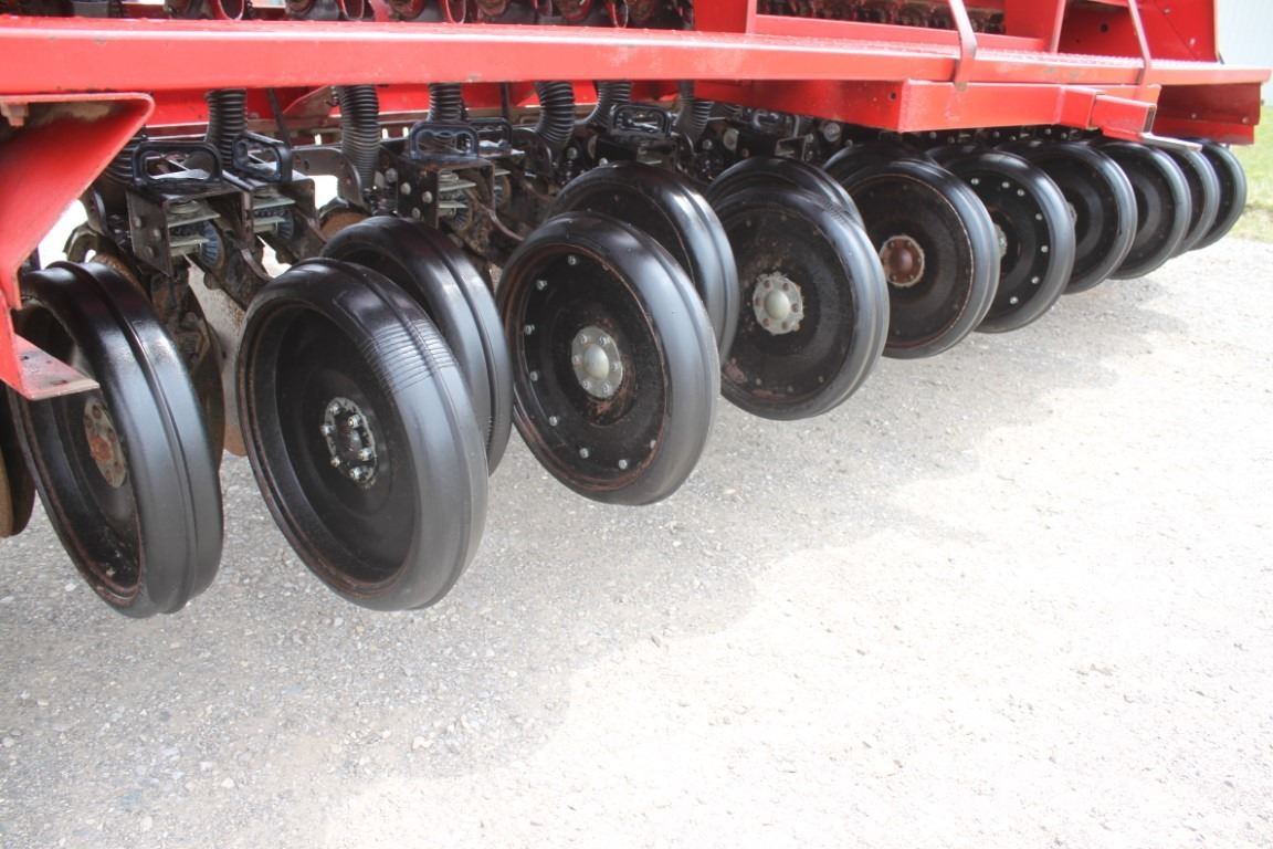 Case/Int 5100 18 run double disc, soybean special seed drill, grass ...