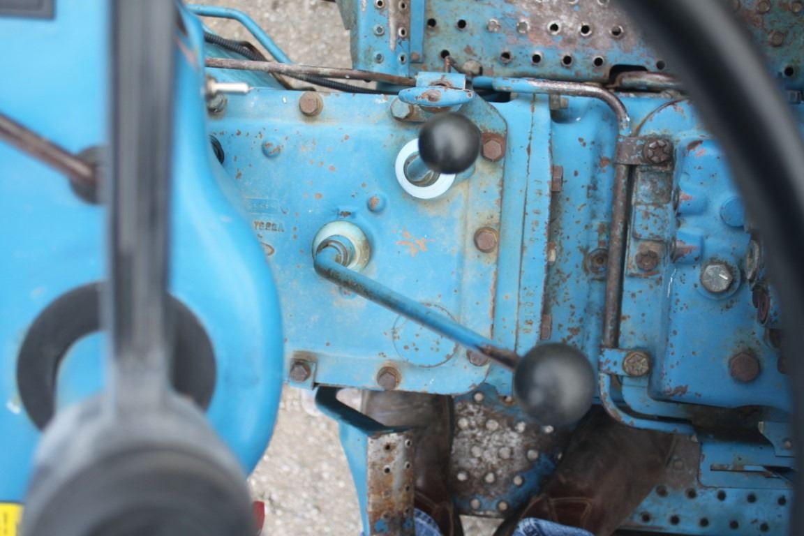 Ford 5610 2wd tractor, rops, dual power, 1 remotes, 18.4-30, 4822 hours