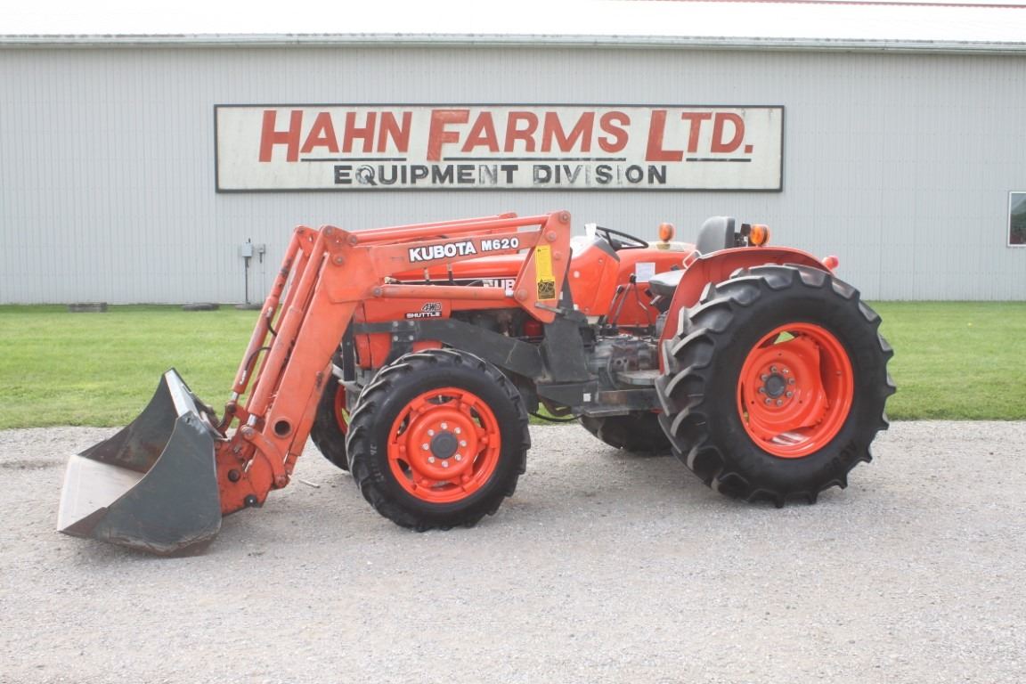 Kubota M6030 4wd tractor, rops, M620 SL loader, 1 remote, 8x8 shuttle ...